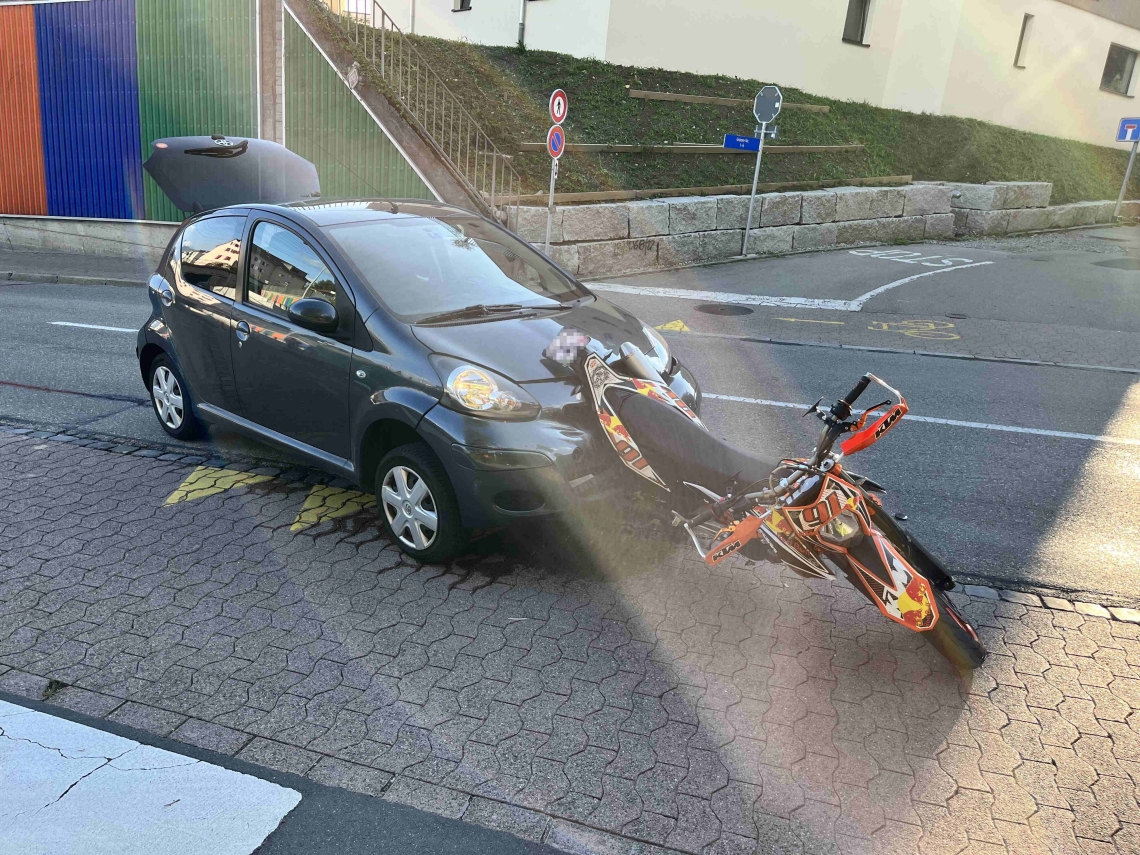 Rapperswil-Jona: Auto prallt in Motorrad | sg.ch