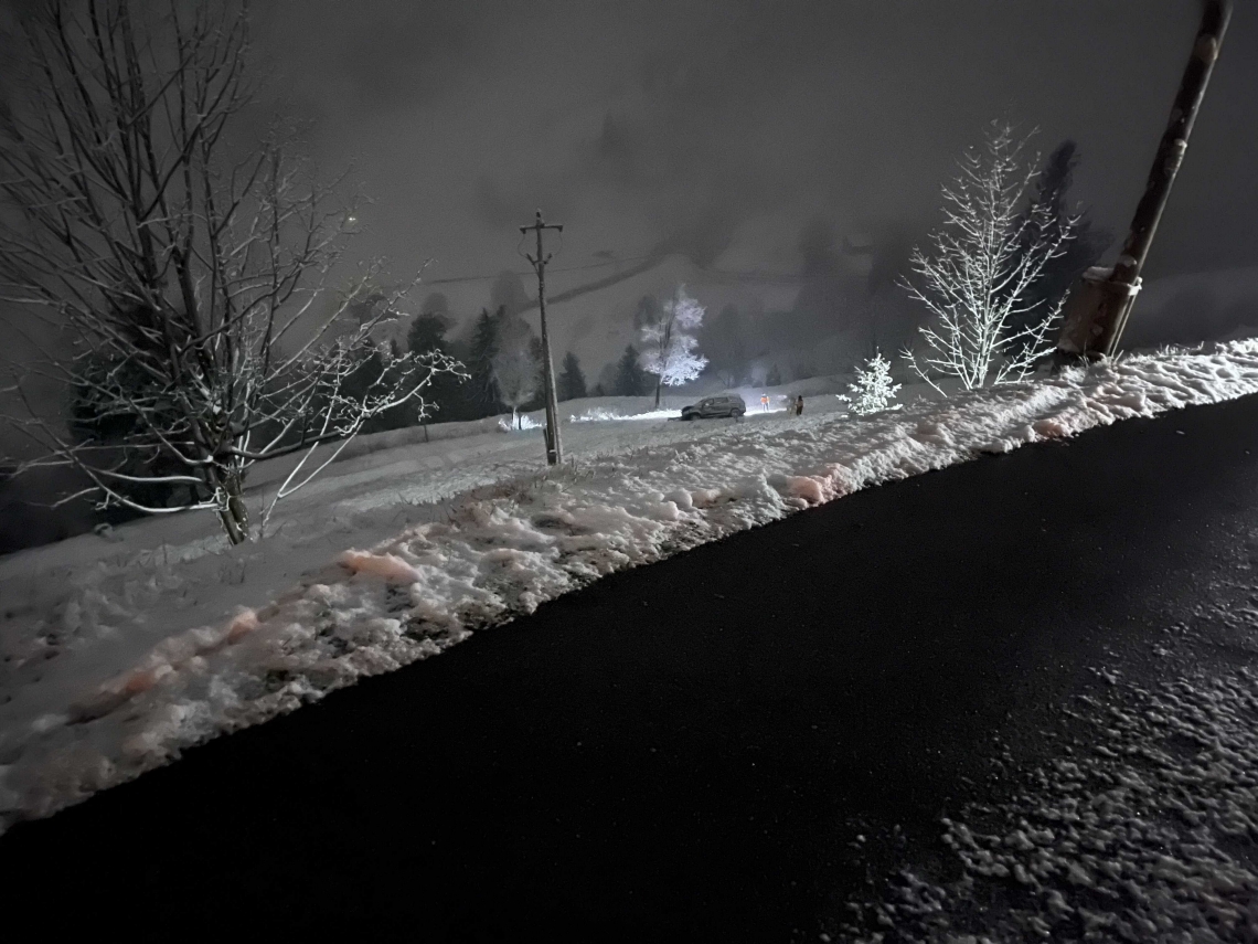 Goldingen: Selbstunfall auf Schneefahrbahn fordert vier leicht ...