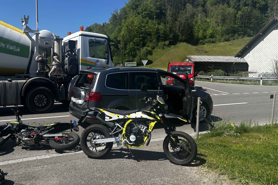 Flawil: Auffahrkollision zwischen Motorrad und Auto | sg.ch