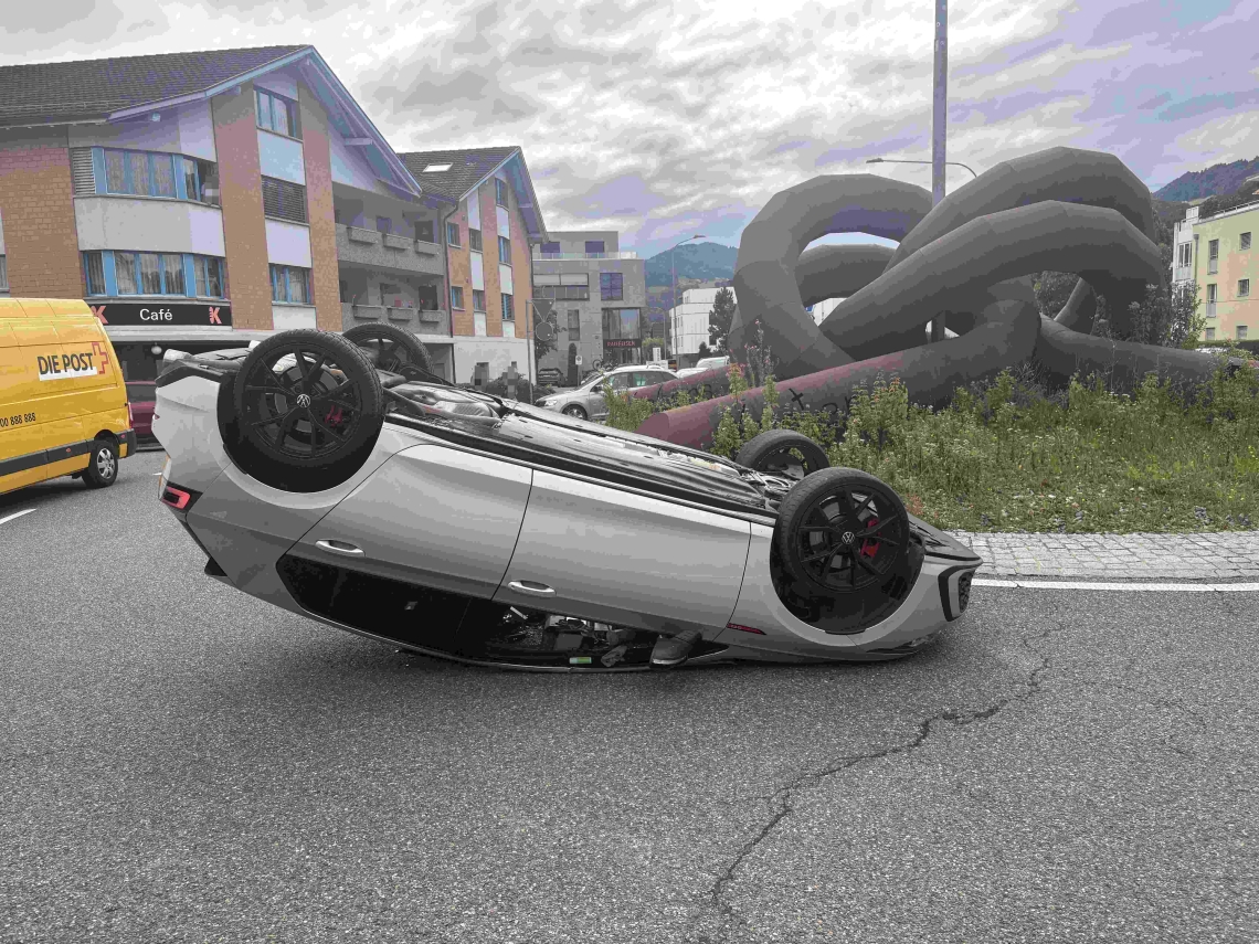 Au: Fahrunfähig mit Auto auf Dach gelandet | sg.ch